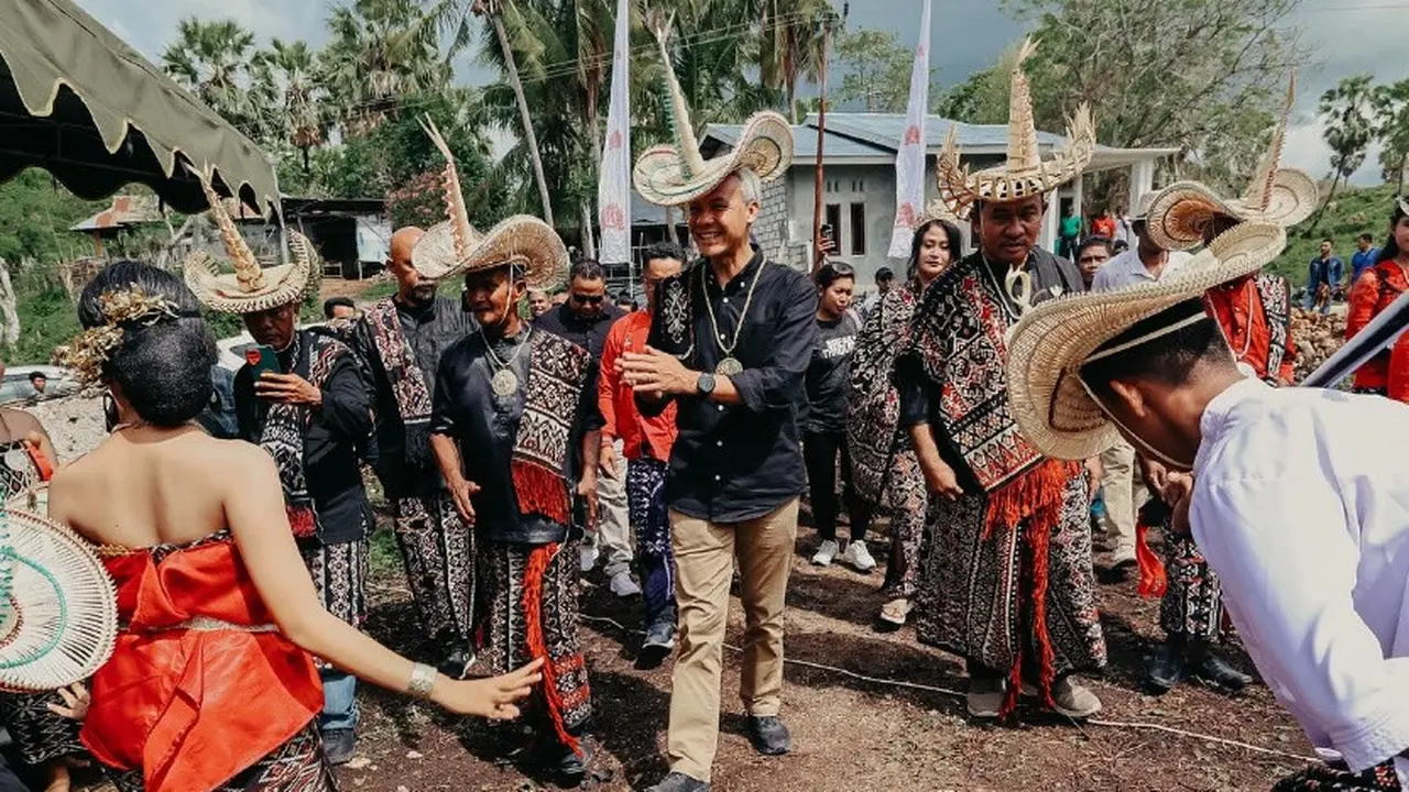 Mengenal Ti'i Langga, Topi Anyaman Daun Lontar yang Dikenakan Ganjar ...