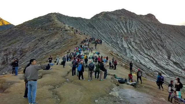 Wisata Kawah Ijen, Intip Pesona Kawah Biru Gunung Berapi yang Memukau ...