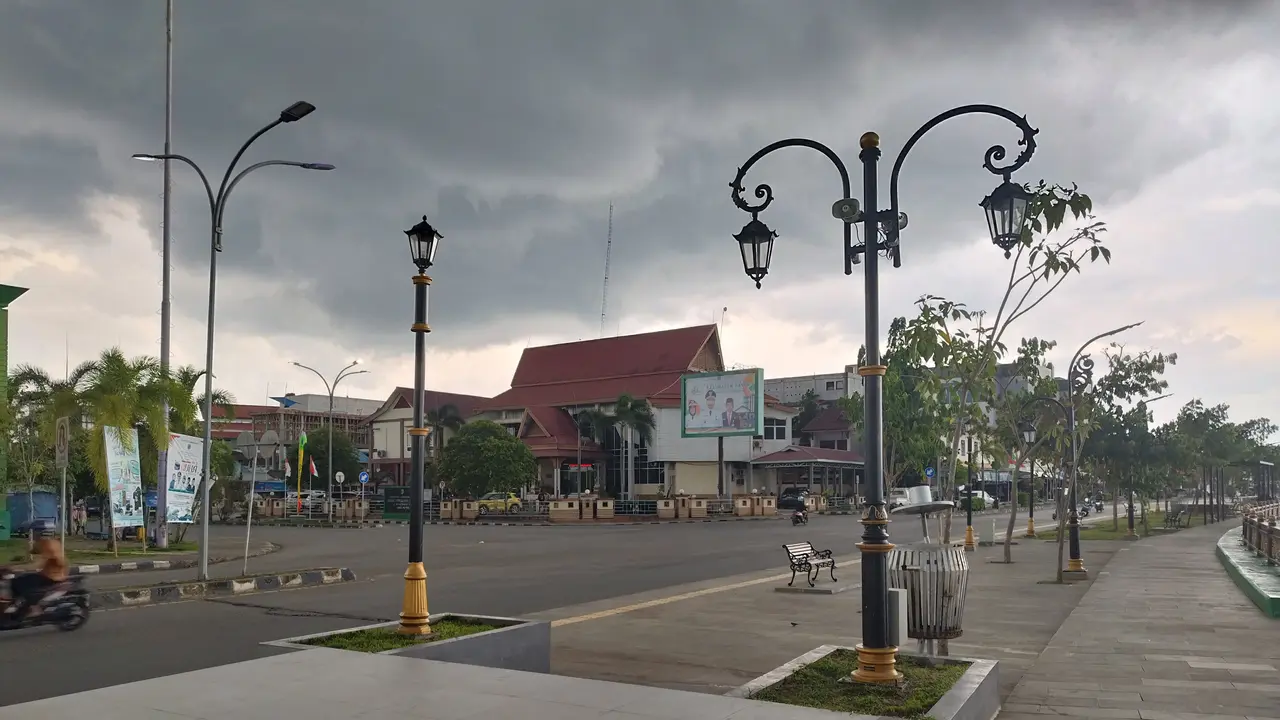 Sejenak Bersantai di Taman Siring Kandilo yang Jadi Ikon Paser - News ...