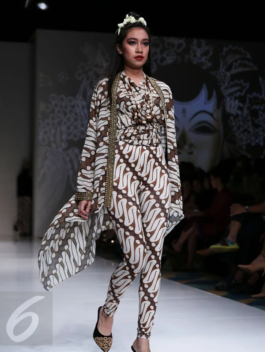 Rancangan Desainer Ghea Panggabean Padukan Jawa dan Sumatera - Foto ...