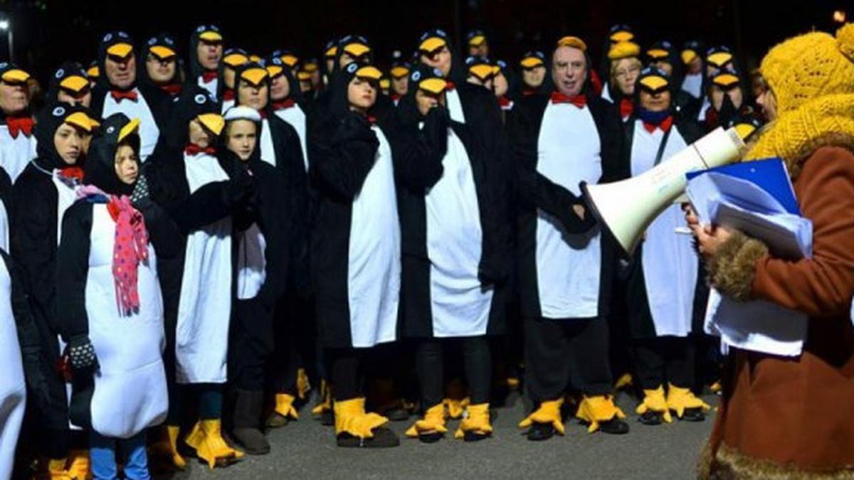 Demi Menggalang Dana, Mereka Berkostum Penguin - Lifestyle Fimela.com