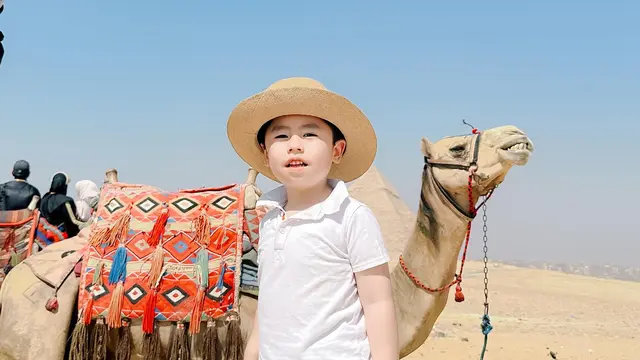 7 Potret Oki Setiana Dewi Perdana Ajak Buah Hati Liburan ke Piramida ...