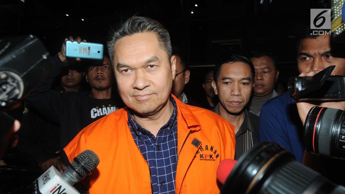 FOTO: Kenakan Rompi Tahanan, Direktur Keuangan AP II Resmi Ditahan KPK ...