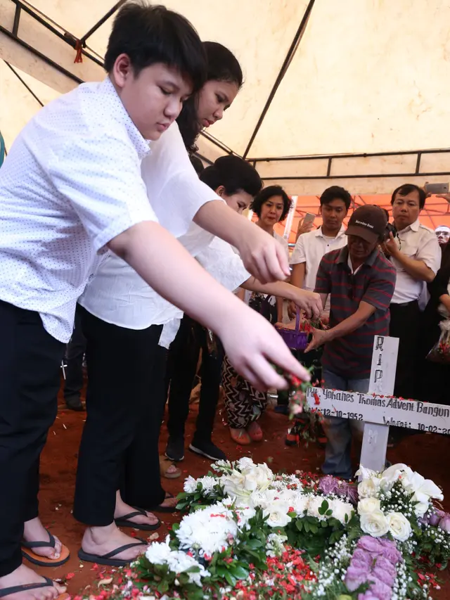 Air Mata Iringi Pemakaman Advent Bangun - Entertainment Fimela.com