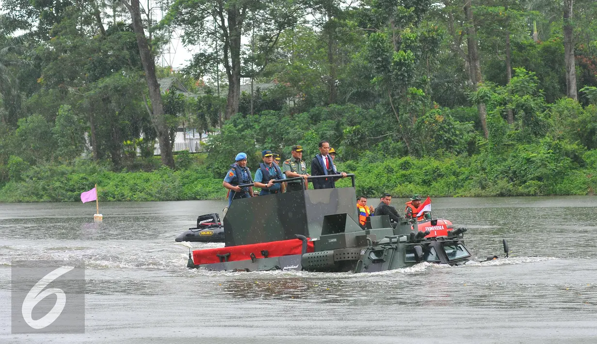 Hadiri Rapim TNI, Jokowi Naik Panser Anoa Amfibi - Foto Liputan6.com