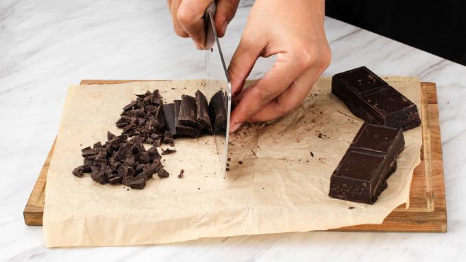 5 Perbedaan Mendasar Coklat Compound dan Coklat Couverture - Food ...