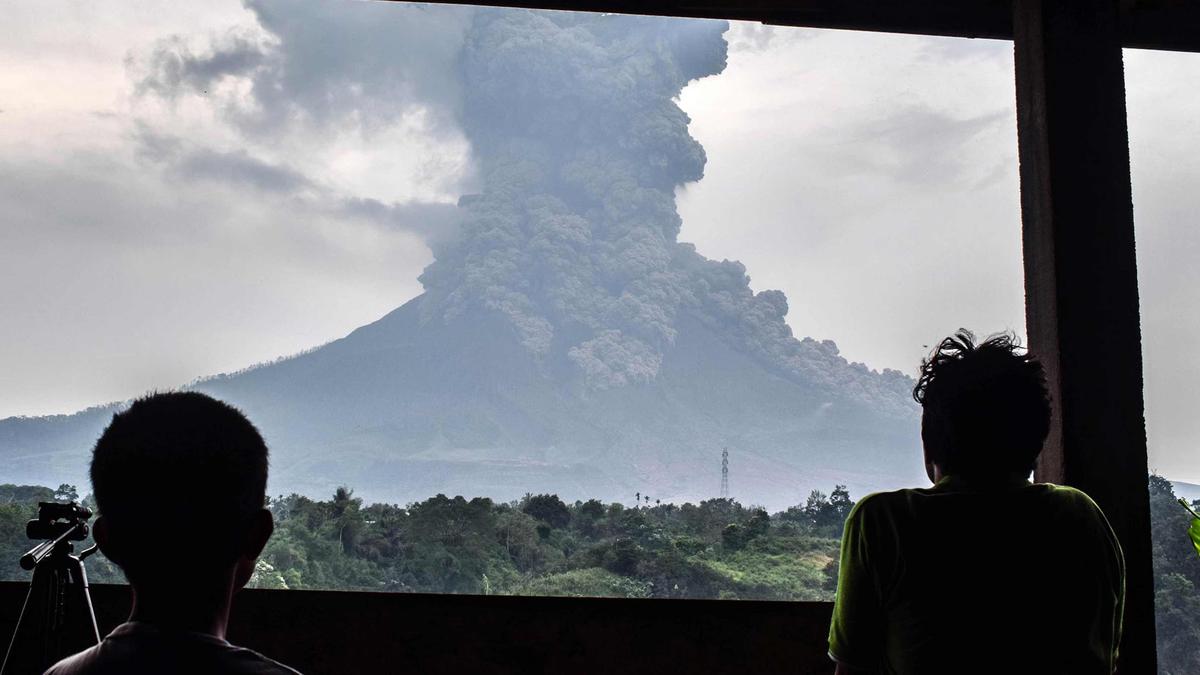 FOTO: Penampakan Asap Tebal Gunung Sinabung yang Kembali Meletus - Foto ...