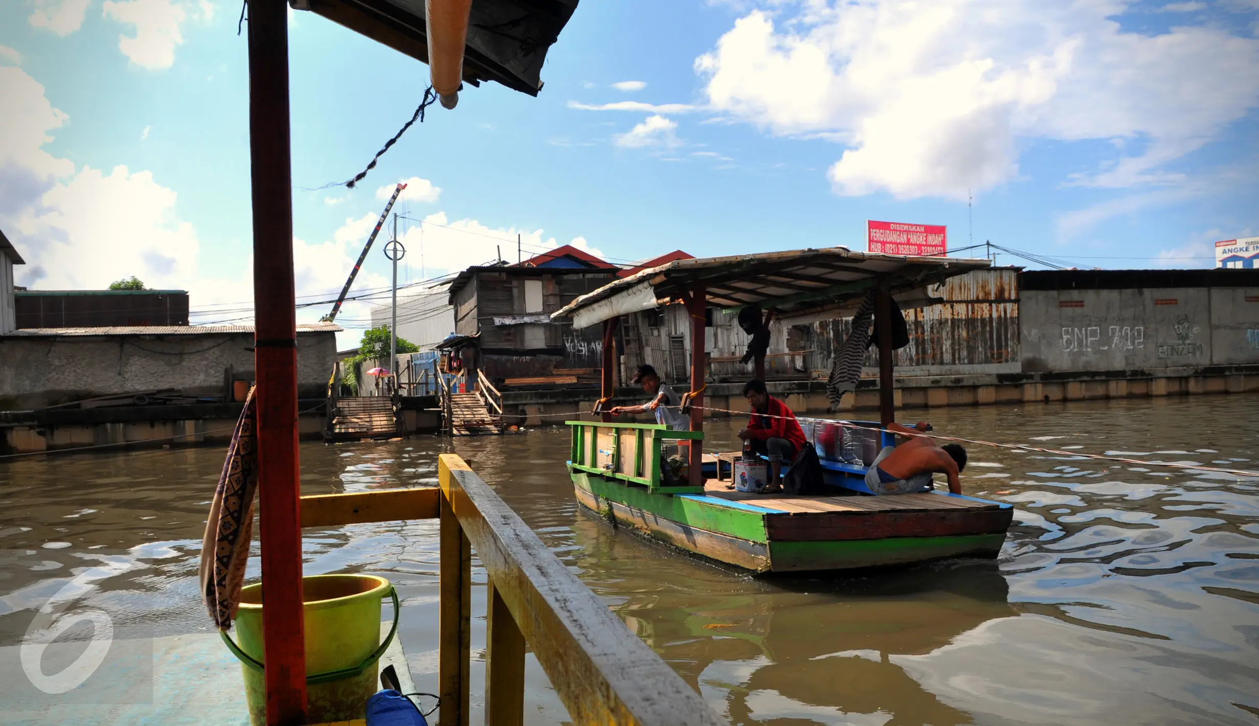 Perahu Getek Masih Menjadi Transportasi Idaman Warga Jakarta - Foto ...