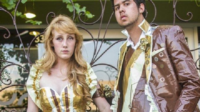 Kreatif, Para Remaja Ini Membuat Gaun Prom Night Keren Dari Lakban ...