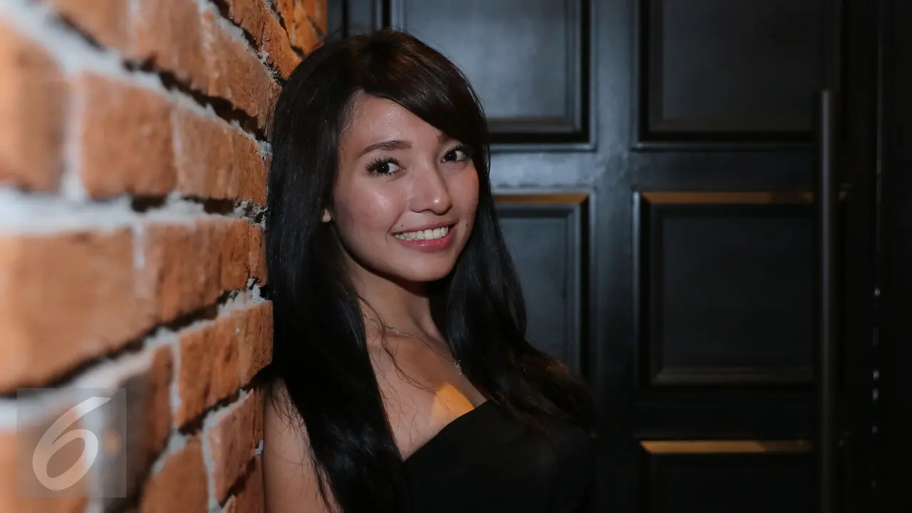 Manda Cello Gandeng Herjunot Ali di Video Klip Single Terbarunya ...