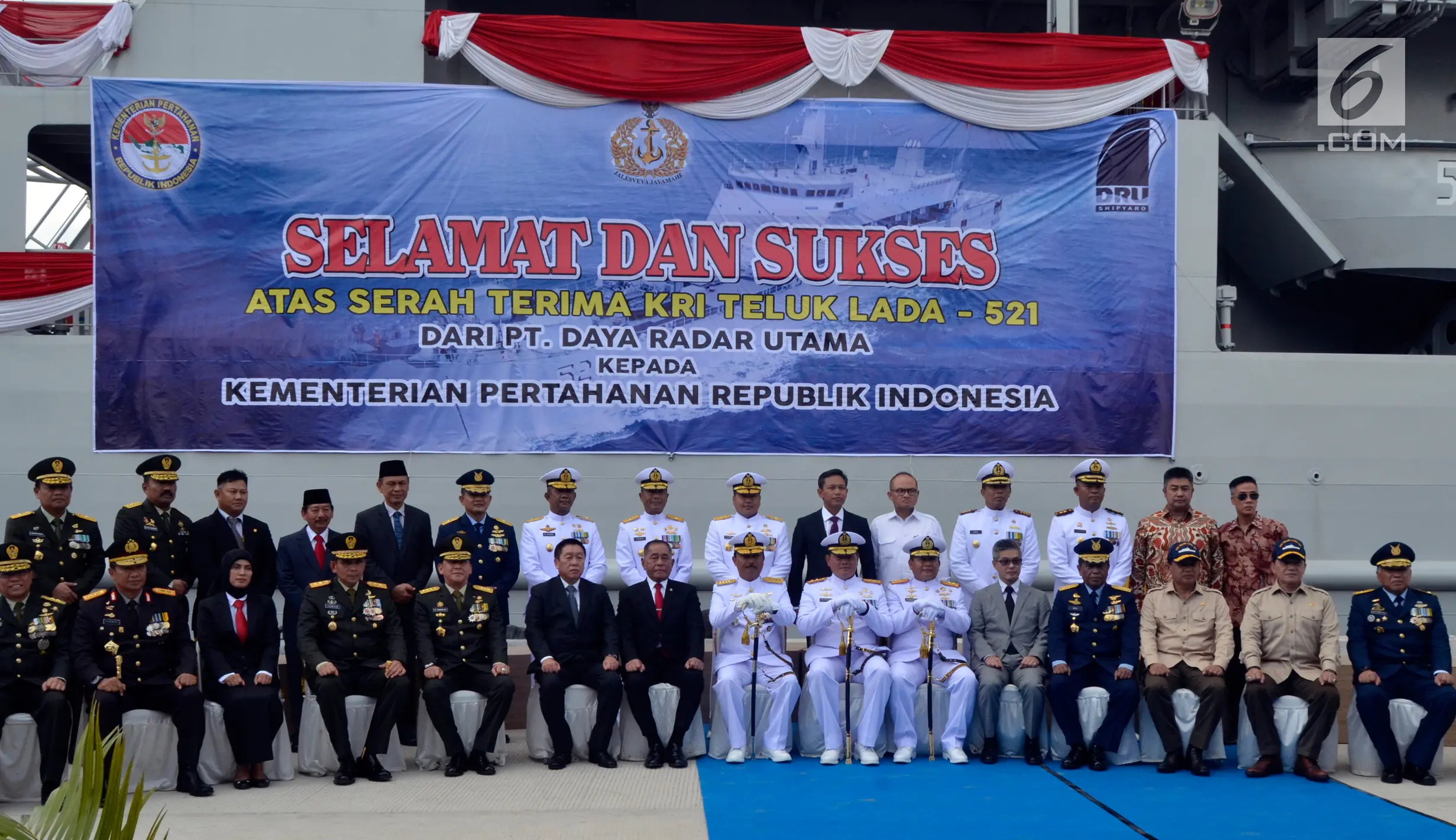 FOTO: Menhan Terima Kapal Angkut Tank KRI Teluk Lada-521 - Foto ...
