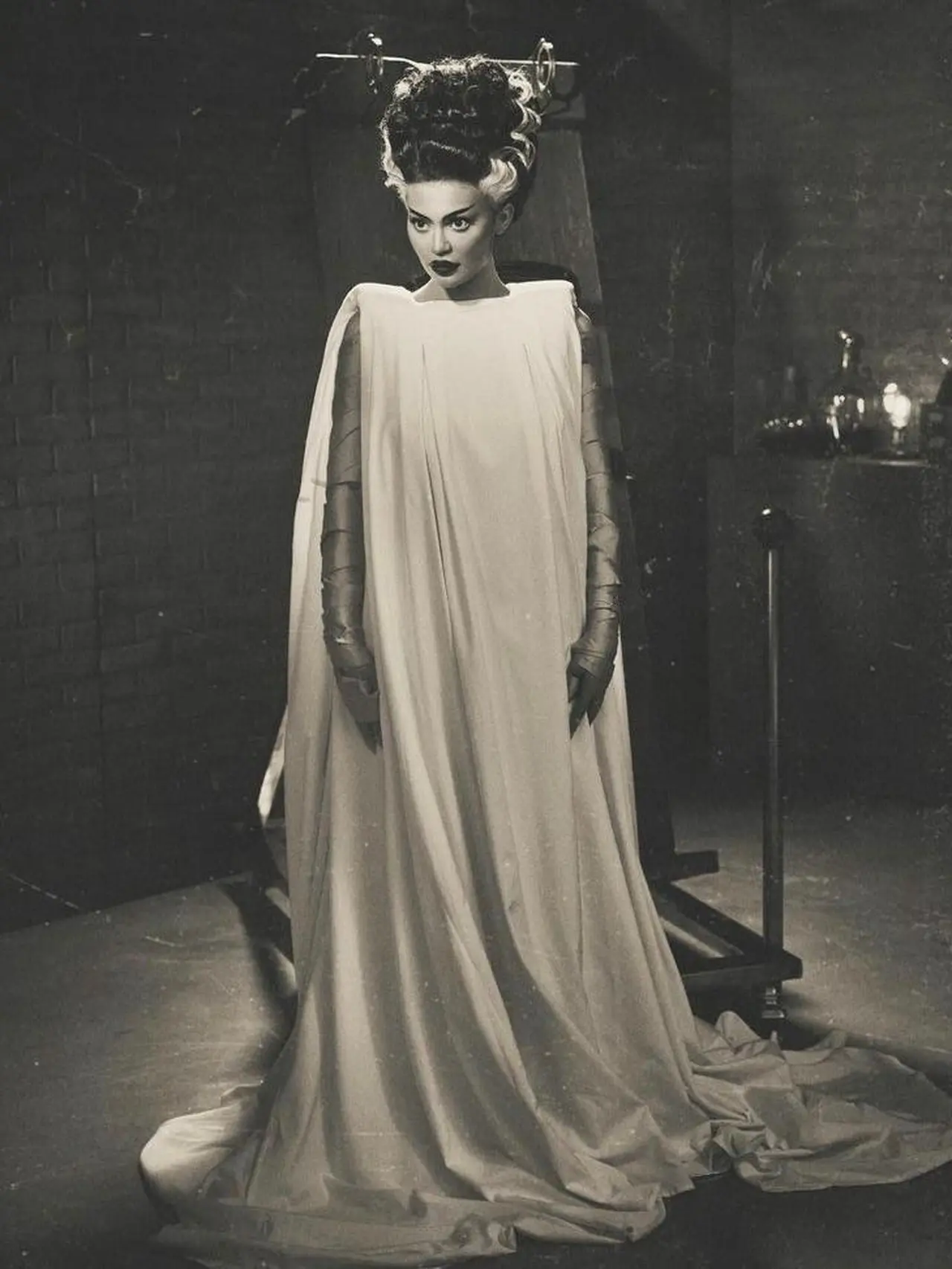 8 Gaya Seleb Dunia Rayakan Halloween Pakai Kostum Unik, Kim Kardashian ...