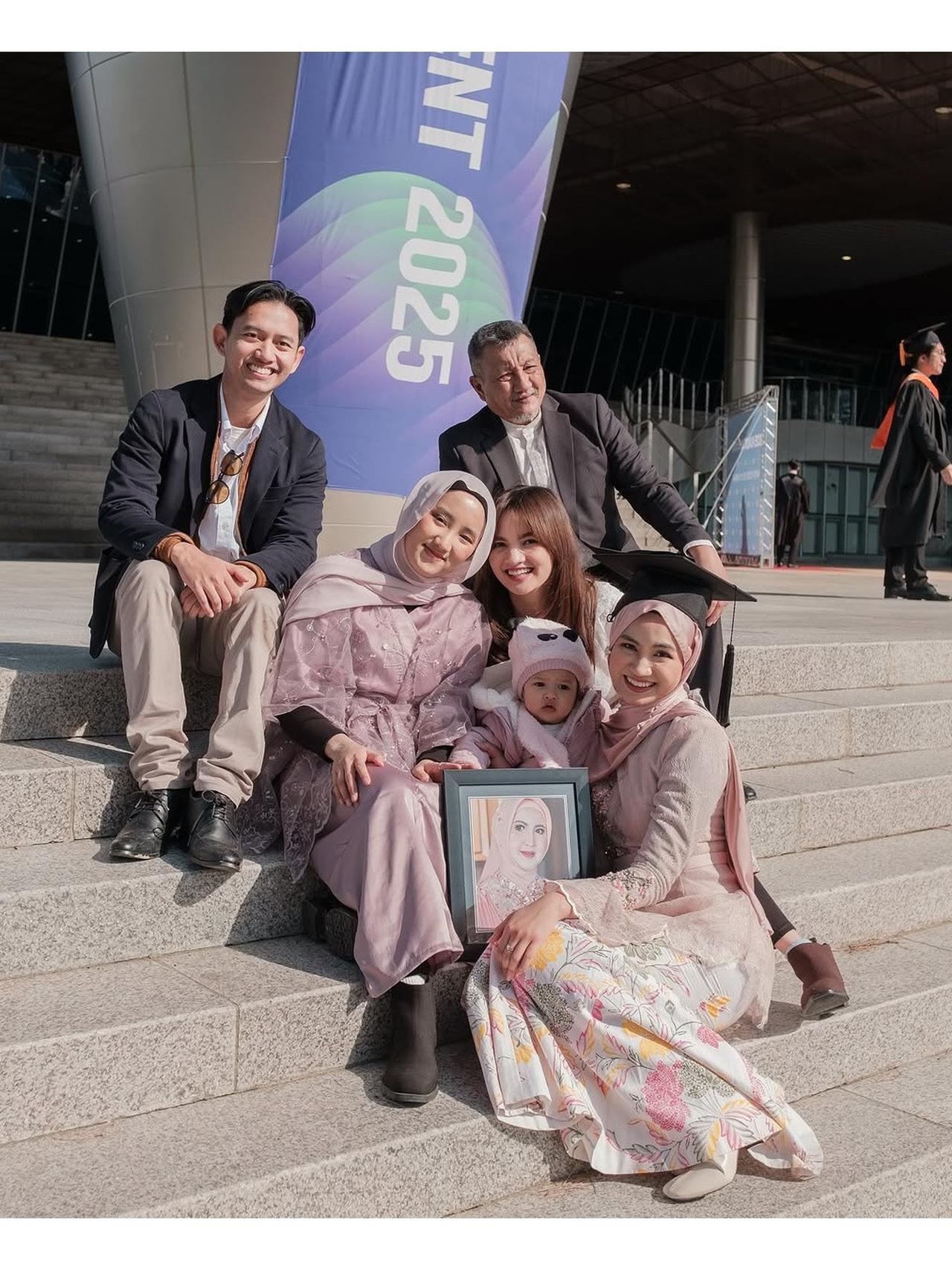 7 Potret Xaviera Putri Wisuda dari KAIST dengan Gelar Ganda, Didampingi Keluarga