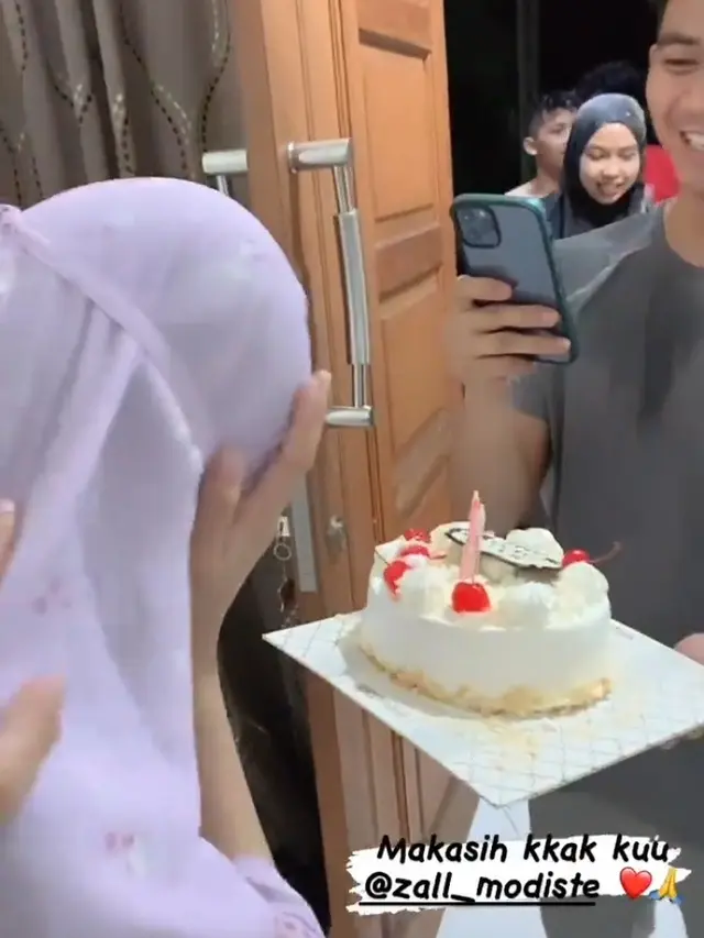 6 Momen Anniversary Pernikahan Rizki D'Academy dan Nadya Mustika Rahayu, Mesra - Hot Liputan6.com