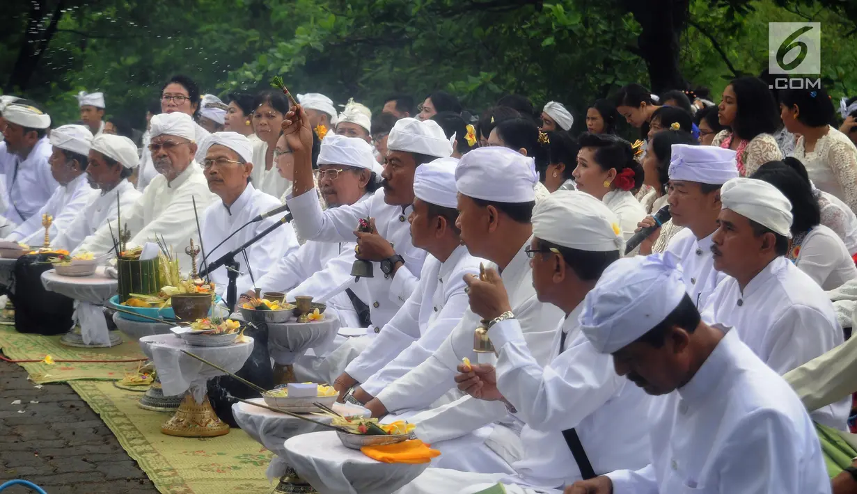 FOTO: Sambut Nyepi, Umat Hindu Gelar Melasti di Pantai Marina Semarang ...