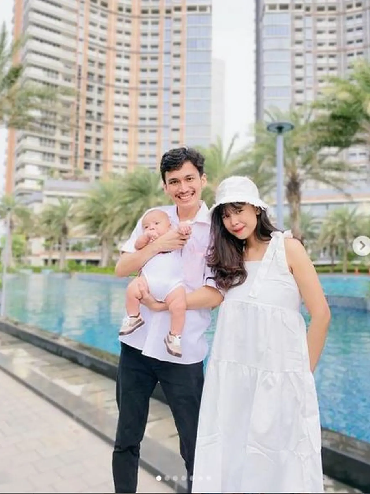 6 Potret Kenkulus Bareng Orang Tuanya, Bayi Ajaib Disebut Reinkarnasi ...