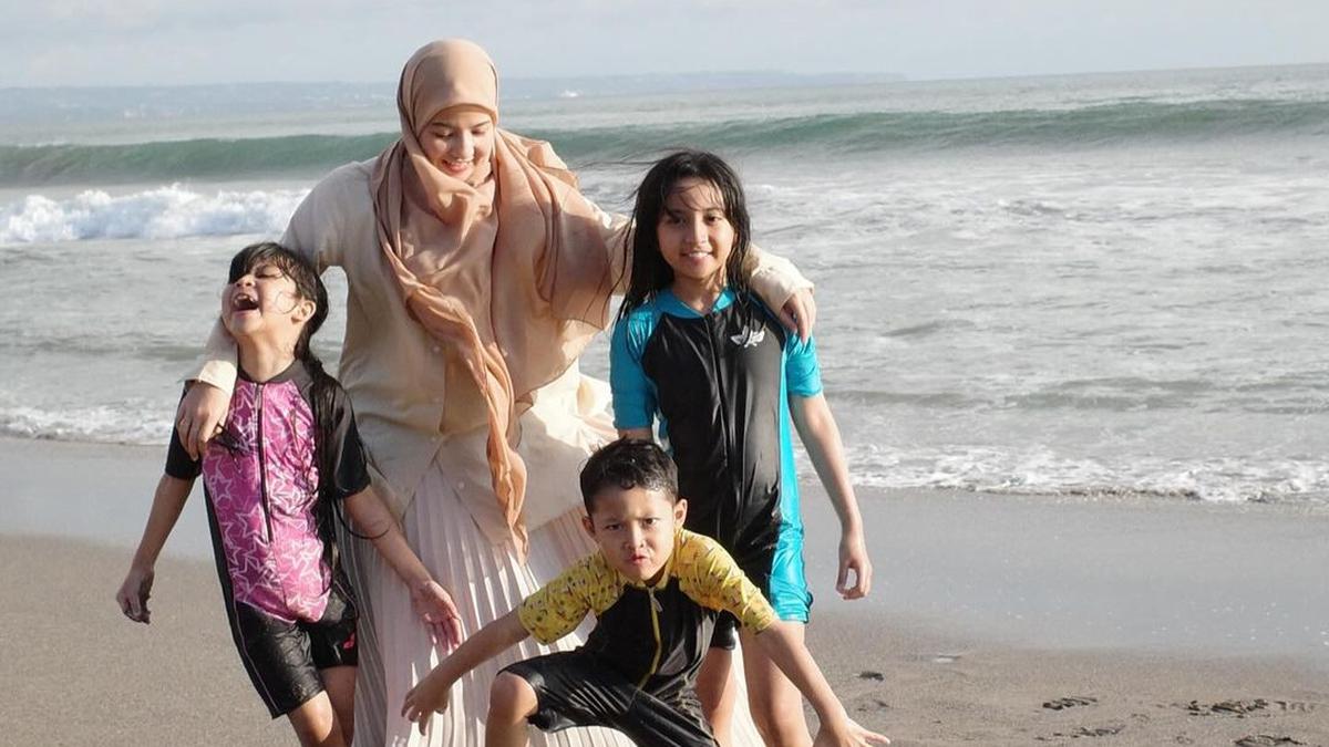 Liburan Natasha Rizki bareng Anak, Serunya Main di Pantai ...