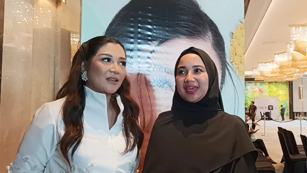 Makeup Artist Clerence Victoria Terharu Acaranya Diramailkan Artis ...