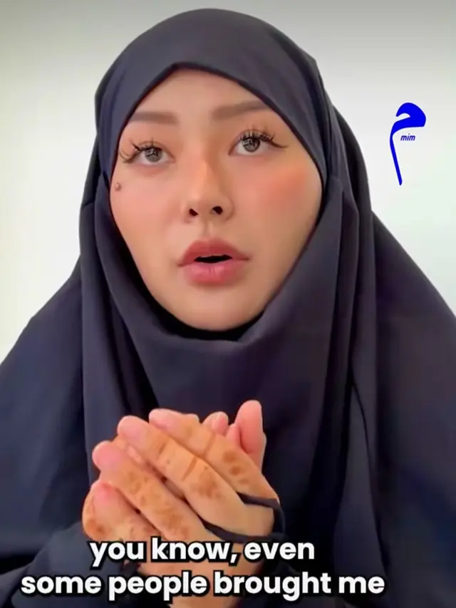 7 Potret Kae Asakura ‘Rae Lil Black’ Berhijab Usai Masuk Islam, Anggun Pakai Abaya - Hot ...