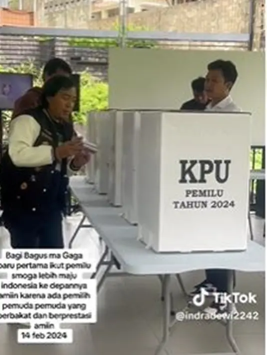 Viral Pose Nyelenehnya di Surat Suara, Ini Potret Komeng saat Nyoblos di TPS - Foto Liputan6.com