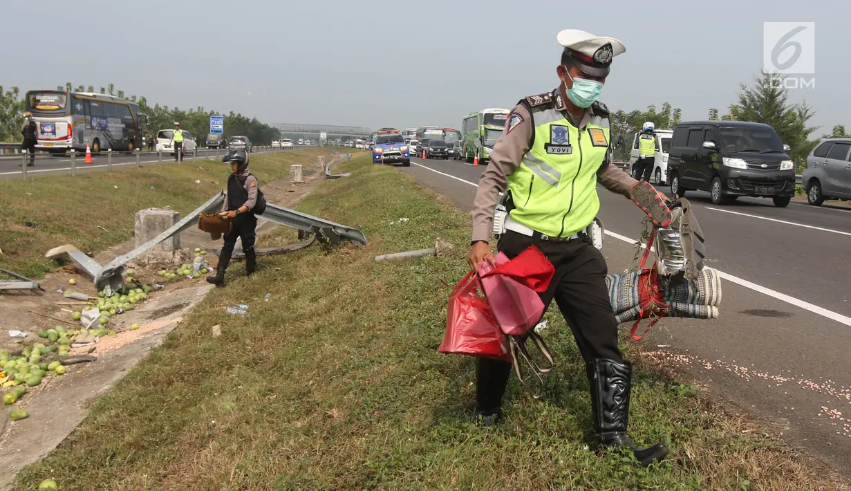 FOTO: Akibat Oleng, Mobil Tabrak Pembatas Tol Cipali - Foto Liputan6.com