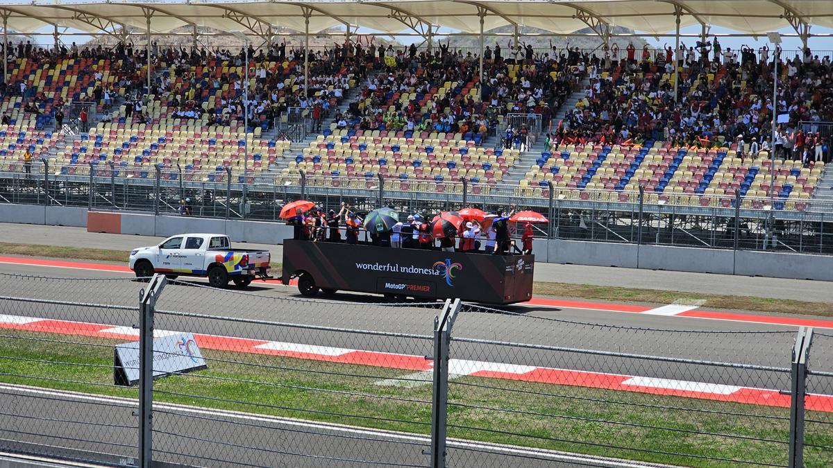 Sirkuit Mandalika Panas Banget, Pembalap MotoGP Bawa Payung saat Parade ...