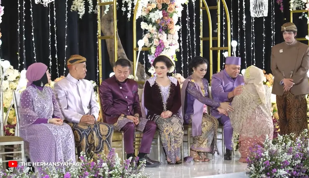 10 Potret Mitoni Aurel Hermansyah, Berikut Makna dari Tradisi Masyarakat Jawa - Photo Fimela.com