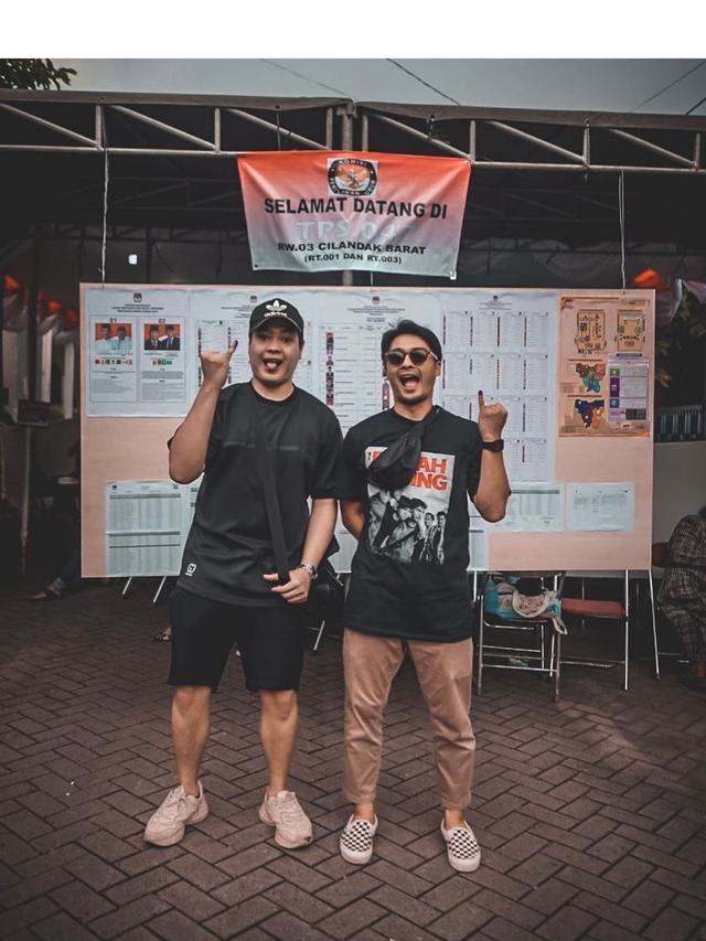 7 Potret Kedekatan Ricky Harun dan Jeje Soekarno, Kakak Adik yang ...