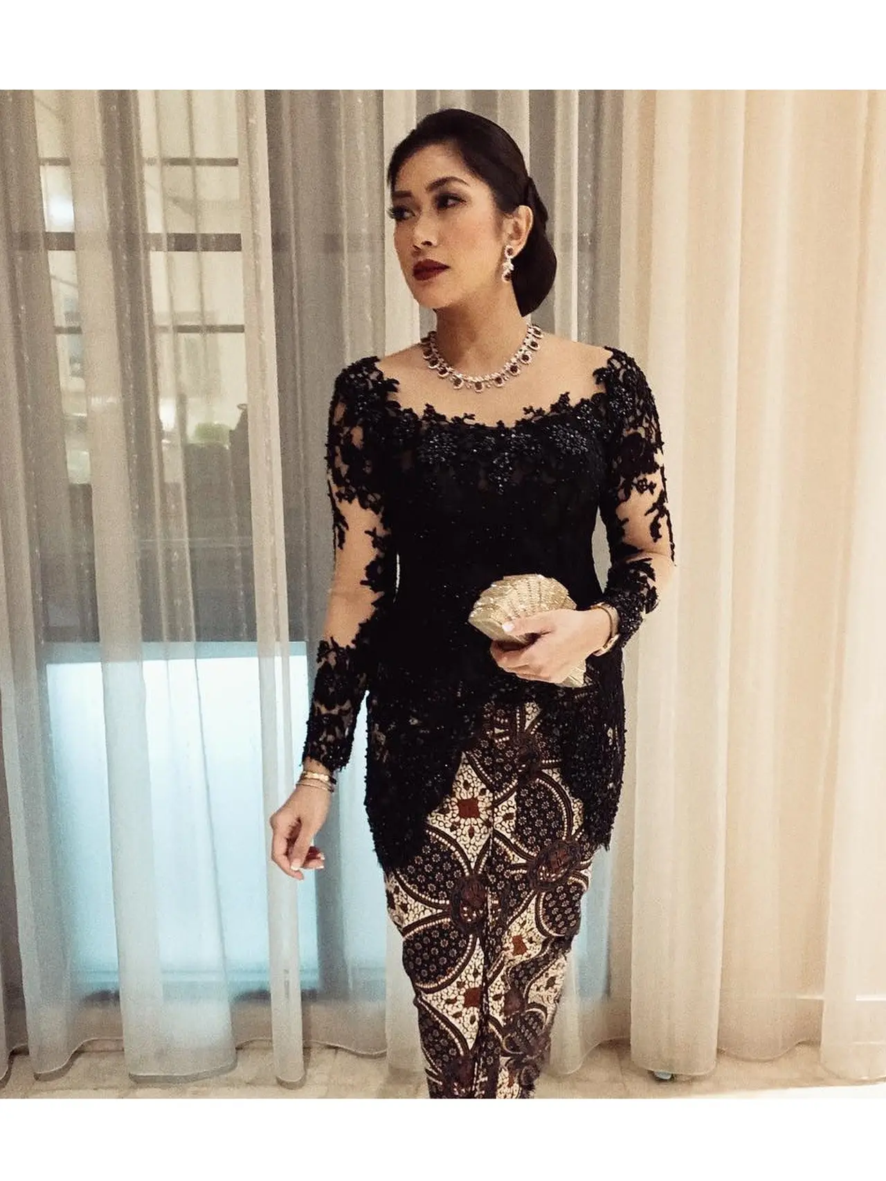 6 Potret Aliya Rajasa Pakai Kebaya, Cantik dan Elegan - Hot Liputan6.com