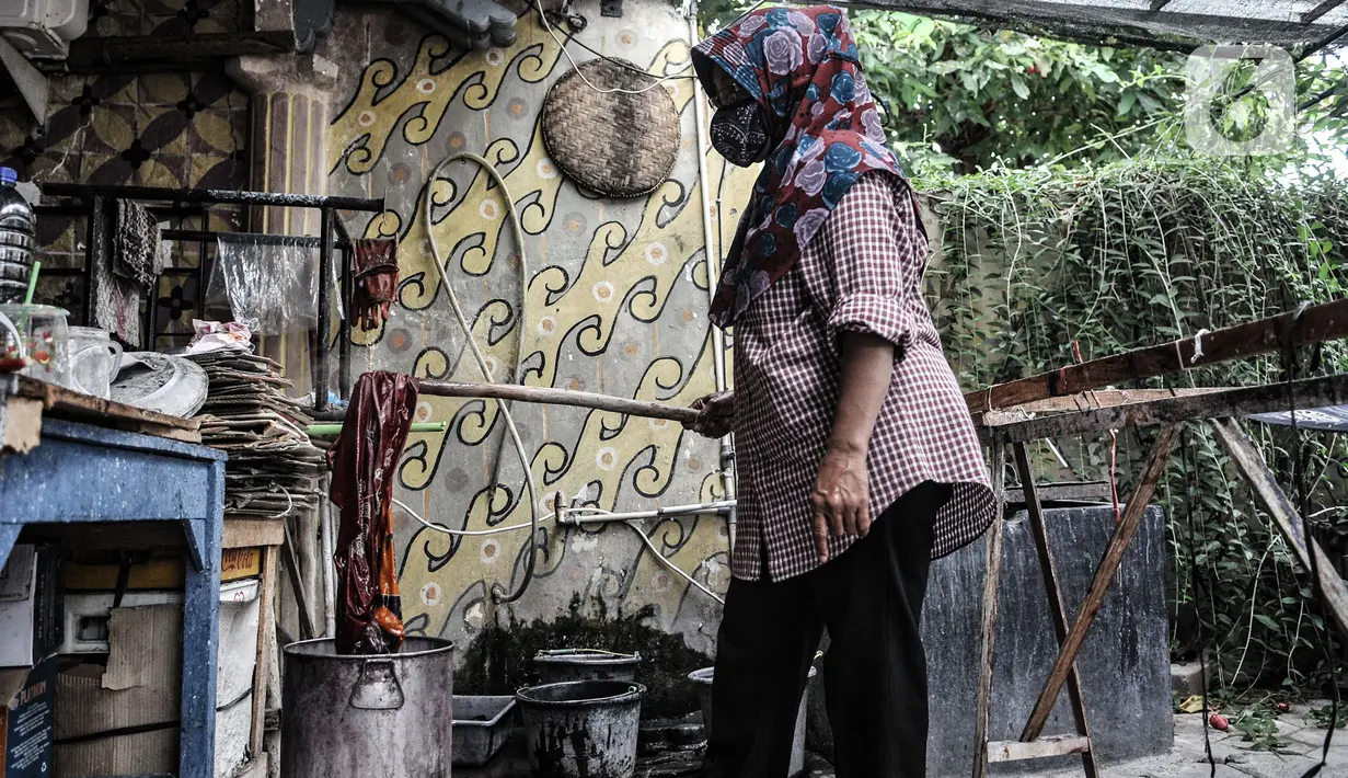 FOTO: Perajin Batik Melawan Pandemi dengan Ciptakan Motif Covid-19 ...