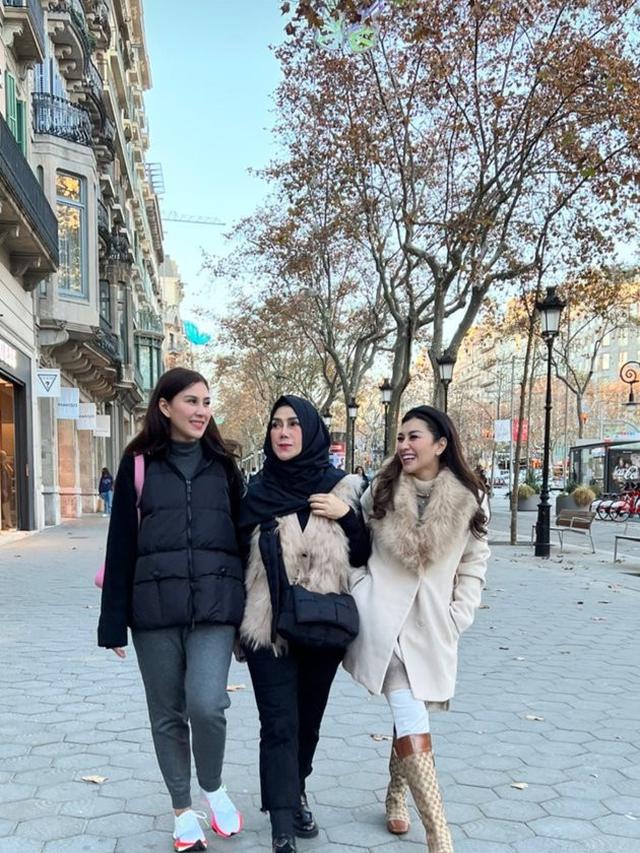 6 Potret Nisya Ahmad dan Syahnaz Liburan di Barcelona, Fesyen Pakaian ...