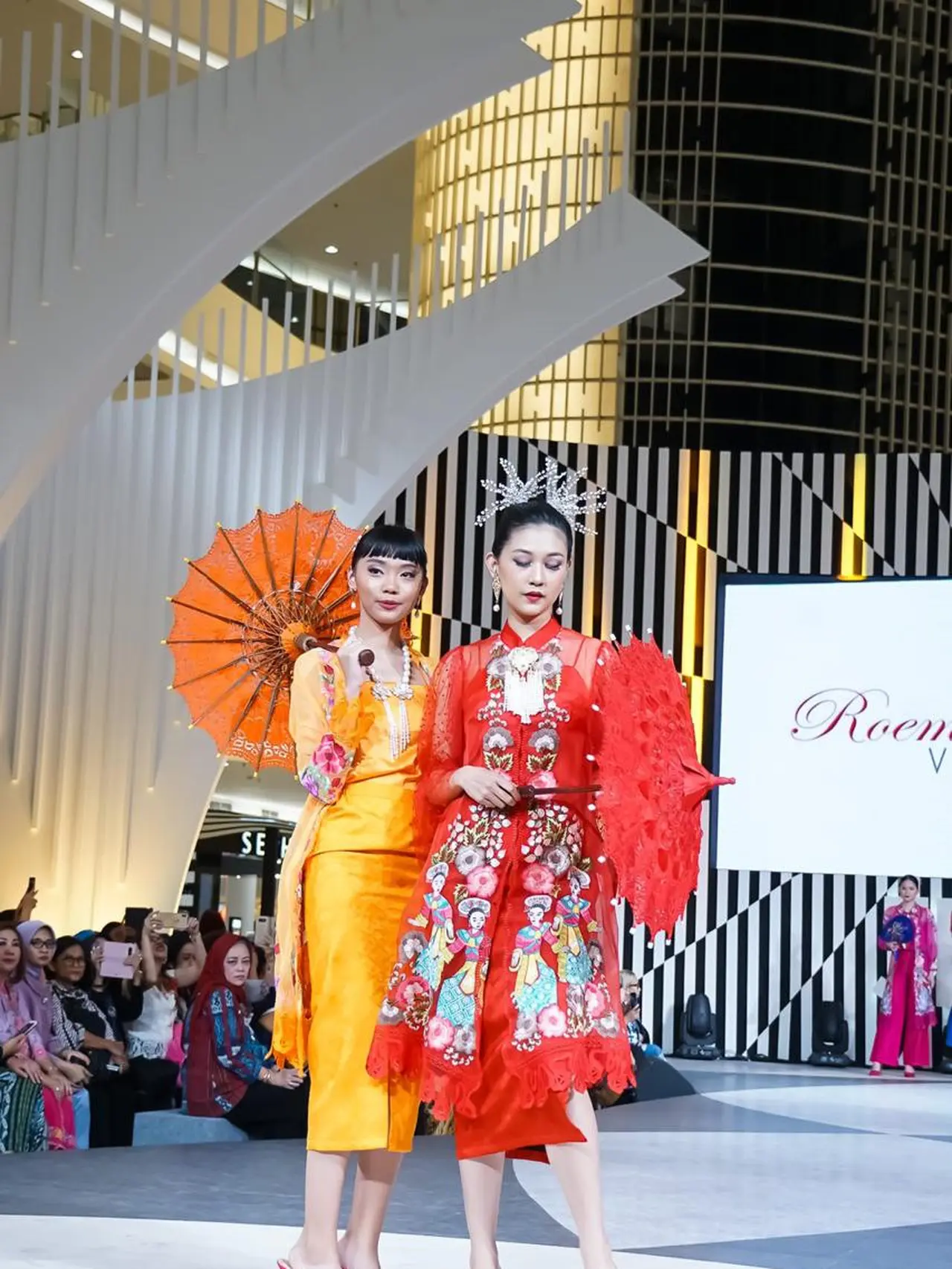 Tari Cokek Berlenggak Lenggok di Jakarta Fashion Week 2020 - ShowBiz ...