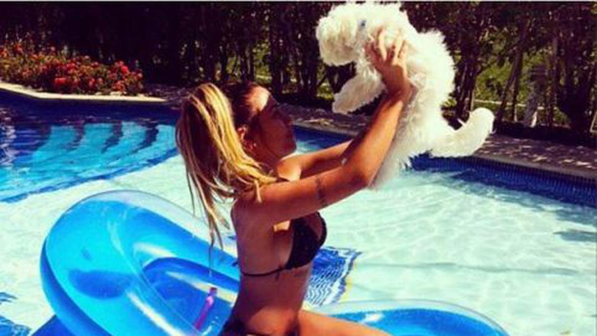 Seksi Menggoda, Adik Neymar Berbikini Hitam di Kolam Renang - Bola Liputan6.com