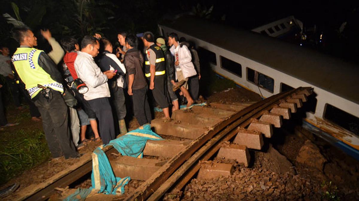 Evakuasi Korban Selamat Terakhir KA Malabar