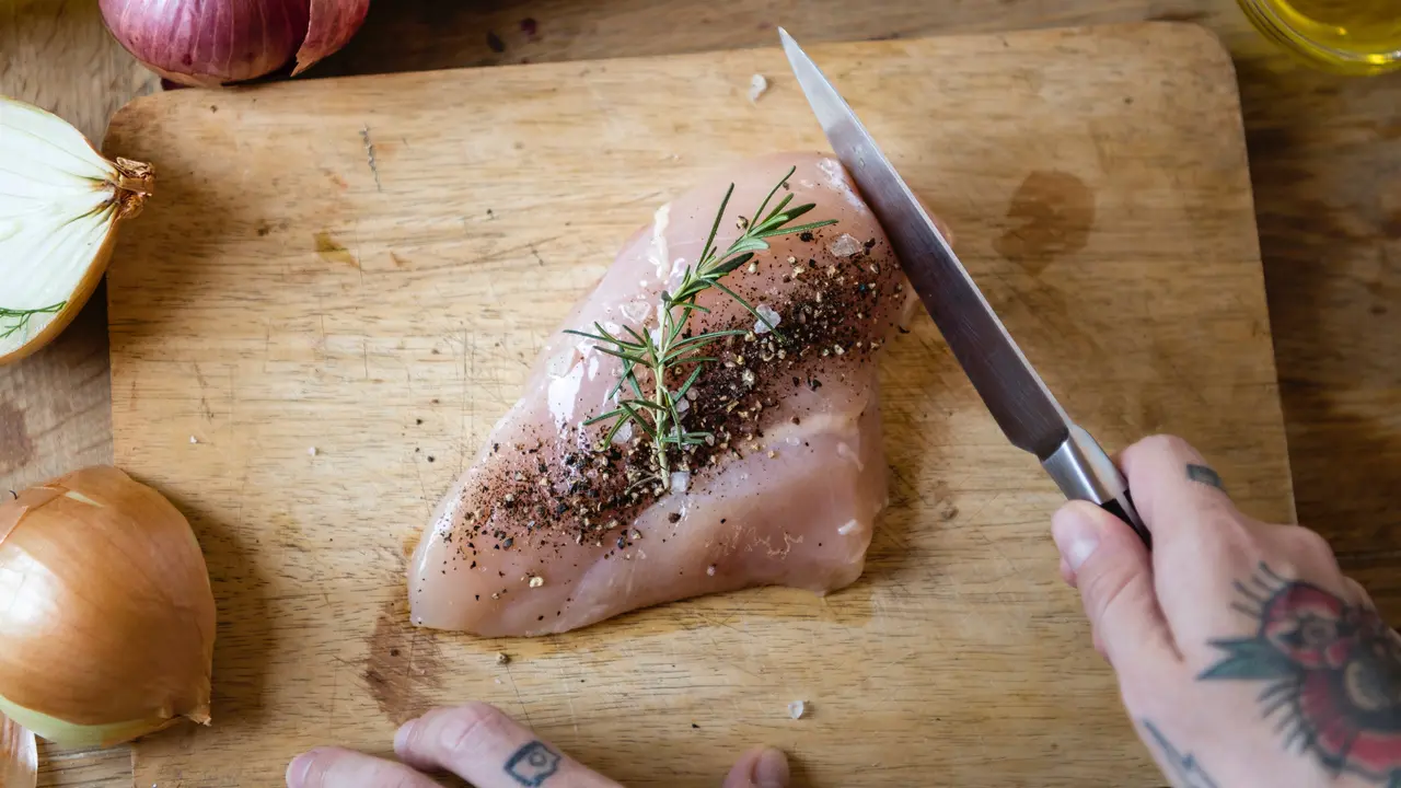 Tips Menggoreng Ayam agar Matang Sempurna dan Tak Berdarah - Food ...