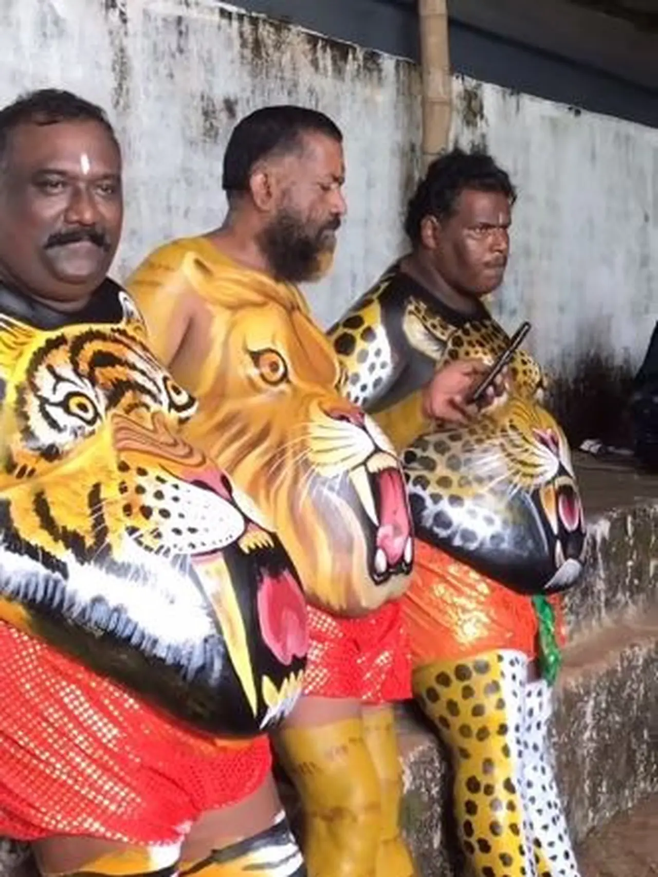 6 Outfit Cowok Buncit Ini Absurd Banget, Bikin Tepuk Jidat - Hot ...