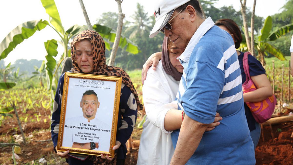 8 Potret Suasana Haru Pemakaman Chef Haryo Pramoe