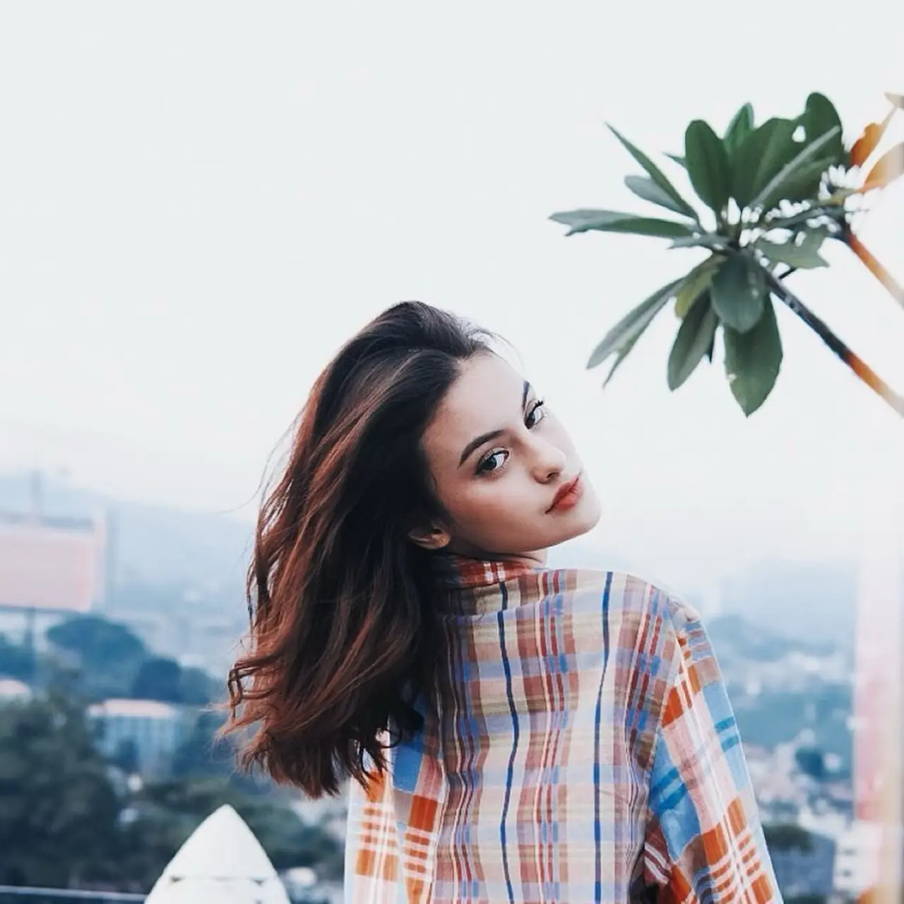 Beda 11 Tahun, Ini 6 Potret Andira Hadley Selebgram Kekasih Bisma ...
