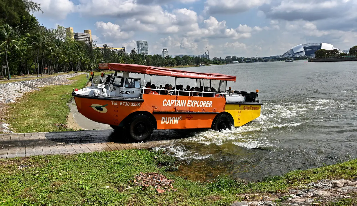 FOTO: Keliling Singapura Naik Wahana Amfibi - Foto Liputan6.com