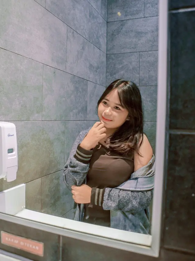 5 Potret Ulan Dwi Tami, Seleb TikTok yang Disangka Kembaran Brisia Jodie - Hot Liputan6.com