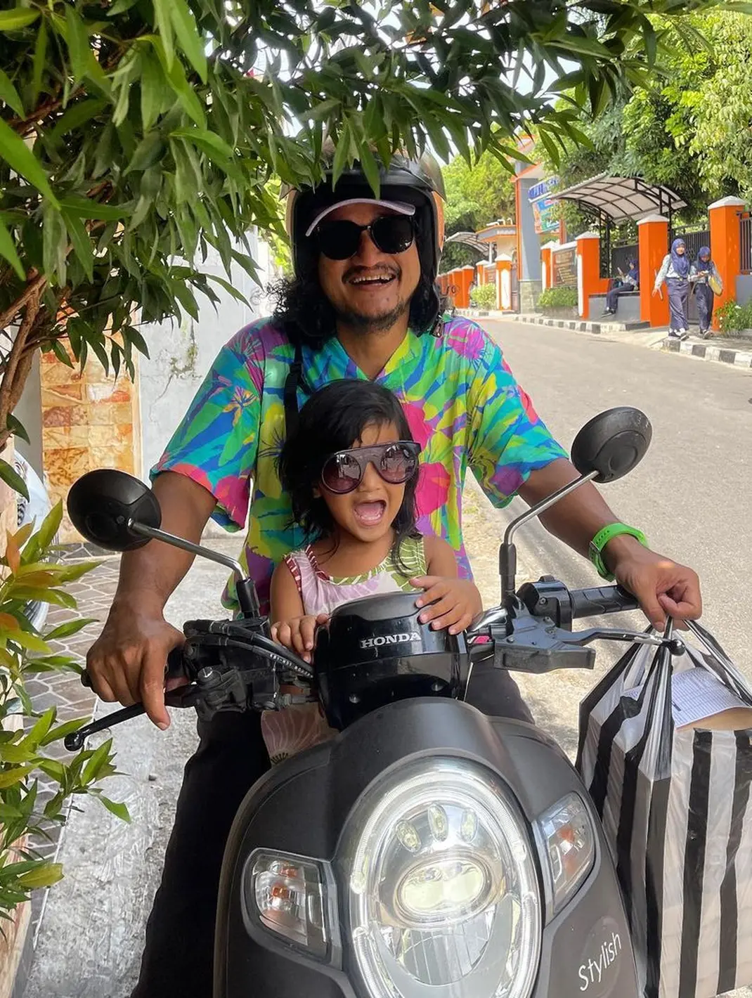 Tinggalkan Dunia Hiburan, Isa Bajaj Pulang Kampung Jadi Tukang Giling Jagung hingga Buka Warung ...