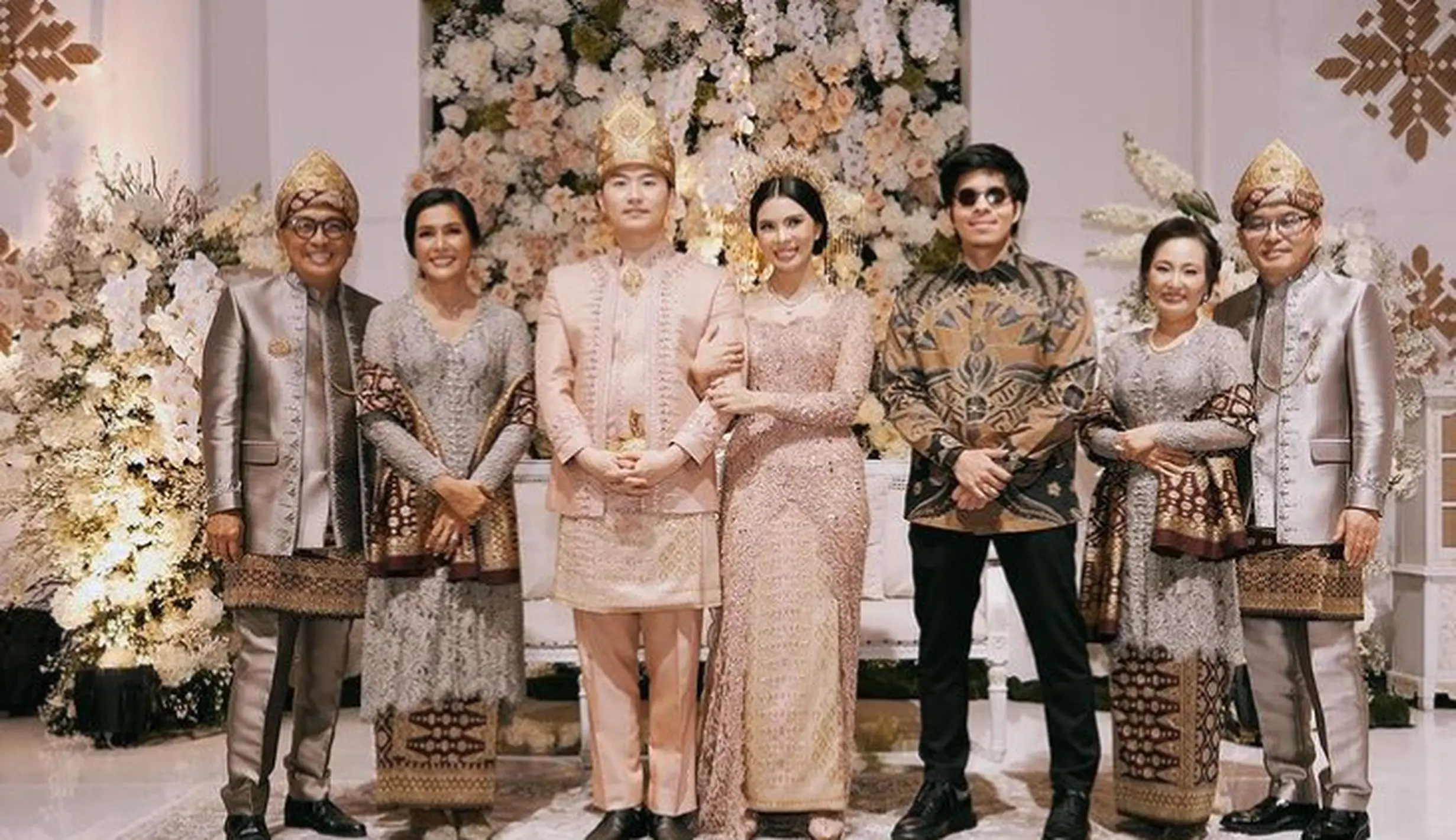 6 Potret Helmy Yahya dan Istri Saat Pernikahan sang Putri Kenakan Adat Palembang, Punya Besan ...