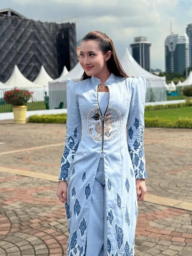 9 Model Long Dress ala Yeni Inka, Penampilannya saat HUT Bhayangkara ...