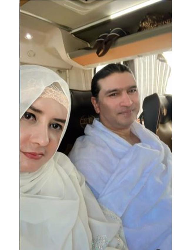 6 Potret Fadia A Rafiq Jalani Umrah Bareng Sang Suami, Semakin Harmonis - Hot Liputan6.com