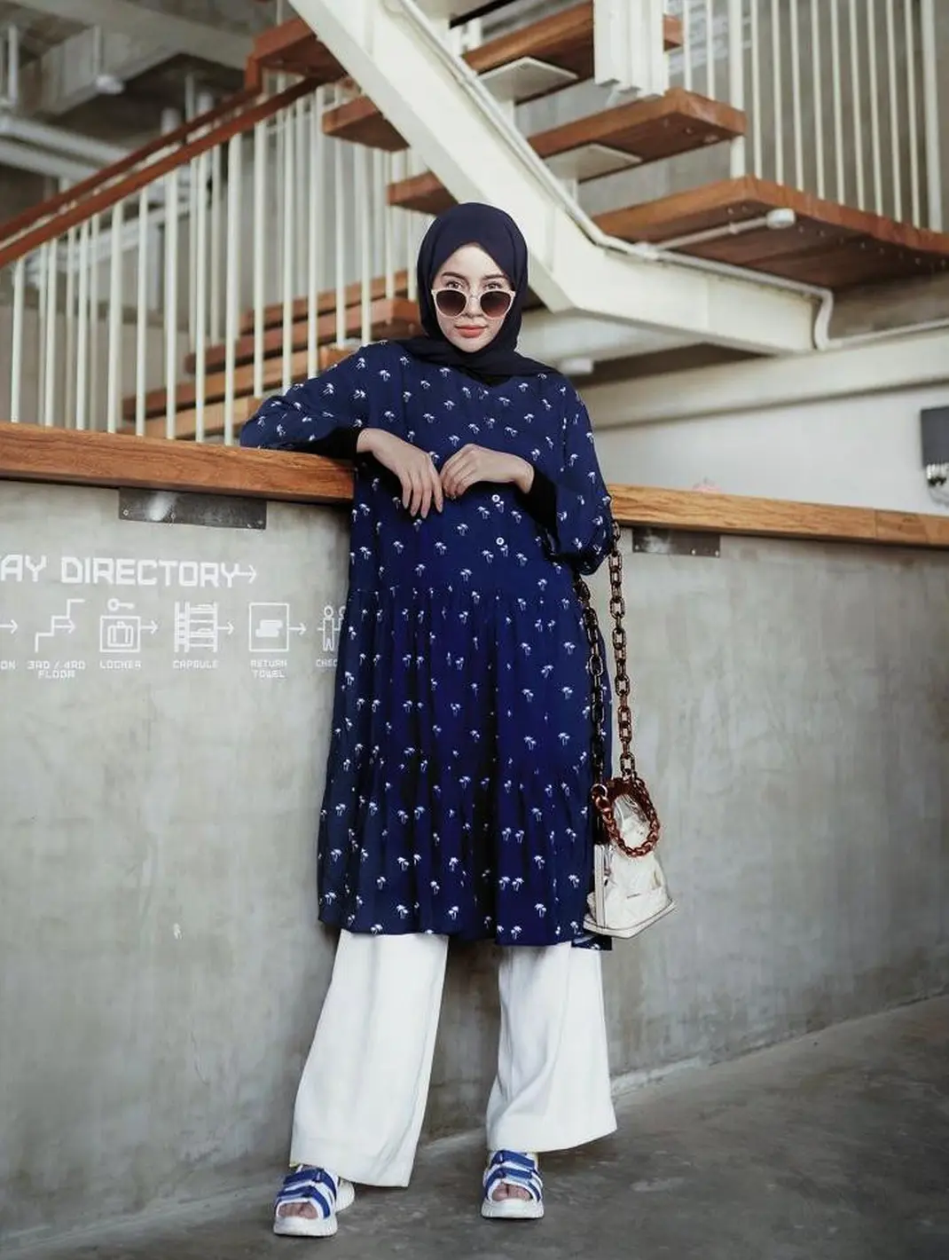 10 Ide Padu Padan Baju Warna Biru Dongker dengan Hijab, Simpel dan Elegan