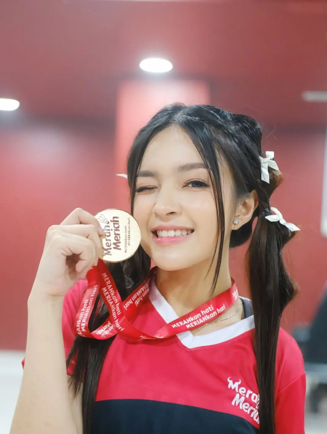 Tren Gaya Rambut Kepang Pita dan Makeup Natural dari Fuji Utami dan Eca ...