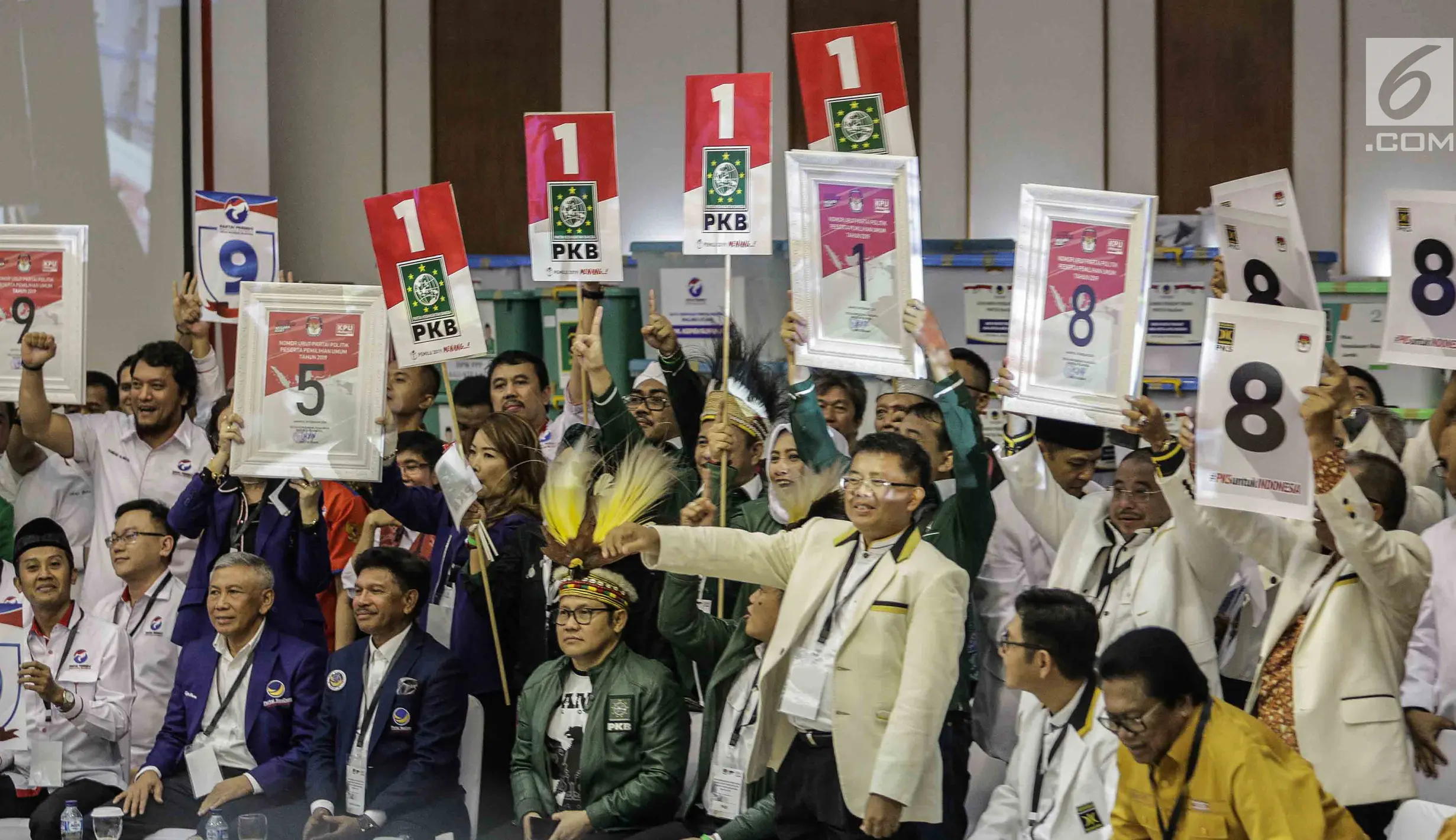 FOTO: Bawa Poster Nomor Urut, Peserta Parpol Bikin Ramai KPU - Foto ...