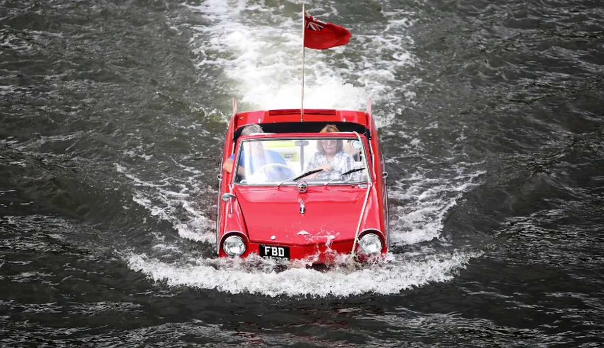 Puluhan Mobil Asyik Berenang di Jerman - Foto Liputan6.com