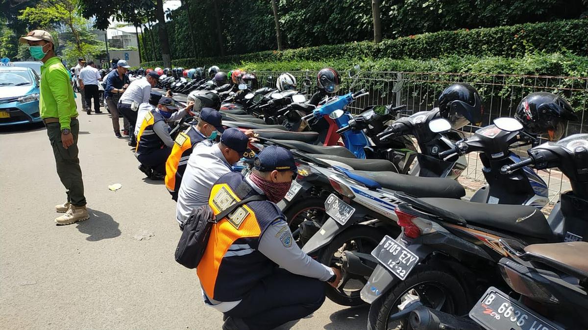 Parkir Liar di Kawasan Kalibata City, Puluhan Kendaraan Ditertibkan ...