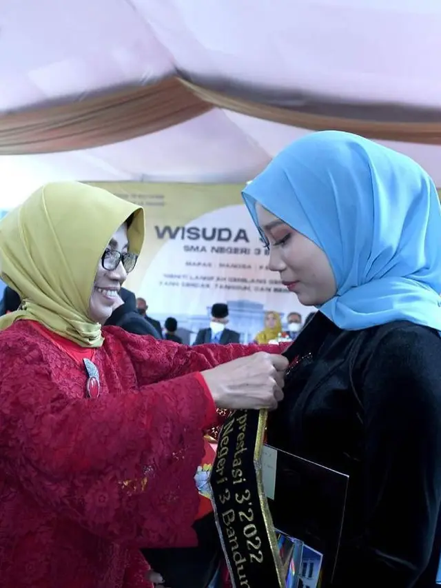 6 Potret Wisuda SMA Zara Putri Ridwan Kamil, Bahagia Dihadiri Orang Tua - Hot Liputan6.com